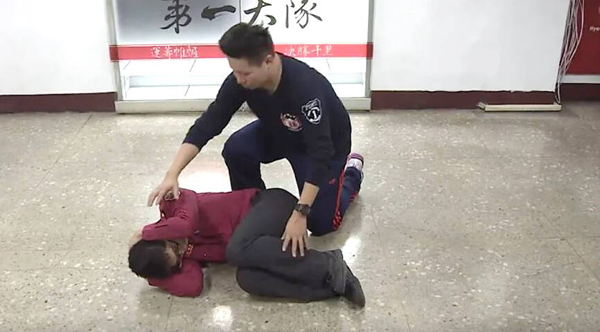 Experts show crowd safety moves - Taipei Times