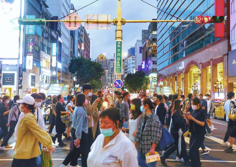 Night strolling - Taipei Times