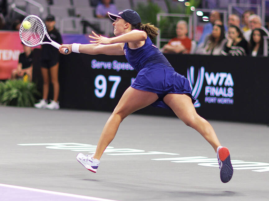 Swiatek clinches semi-final spot, Gauff eliminated - Taipei Times