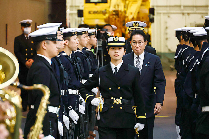 Japan’s Kishida pledges to boost military capacity - Taipei Times