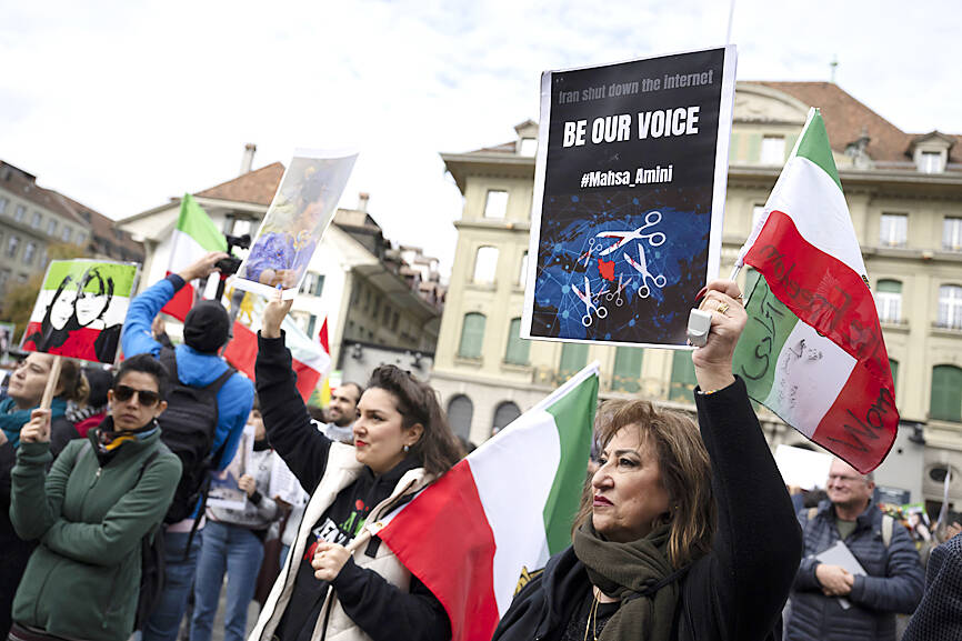 Iranians protest, despite crackdown - Taipei Times