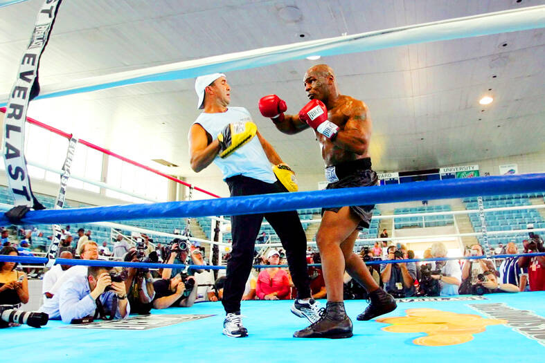 Jeff Fenech awarded belt 30 years later - Taipei Times