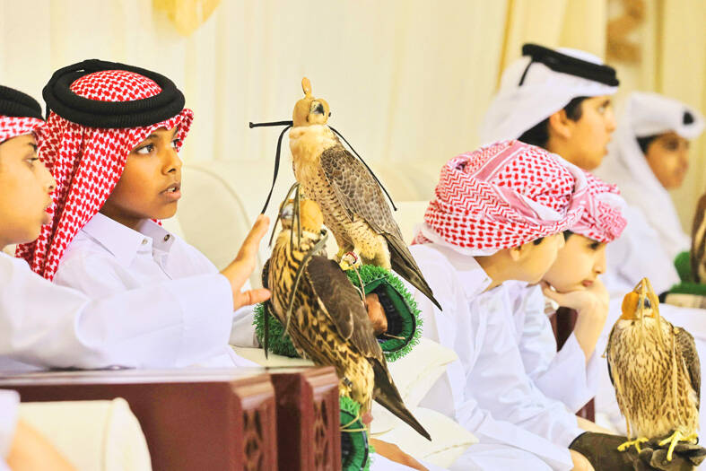 Qatar falconers hope to draw World Cup fans to their heritage - Taipei ...