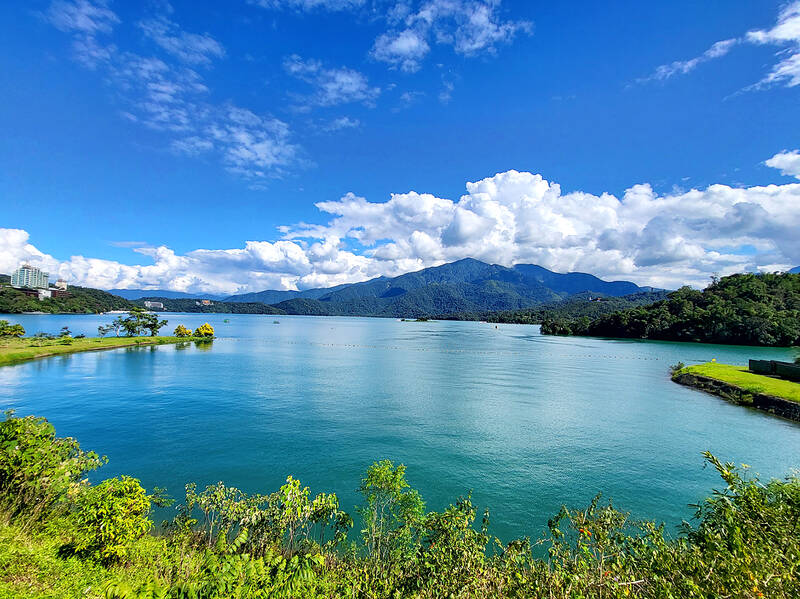 Swanning around Sun Moon Lake - Taipei Times