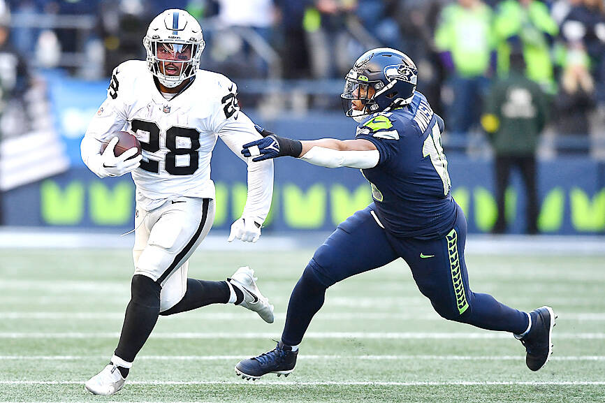 Raiders’ Jacobs caps huge day with TD in overtime - Taipei Times