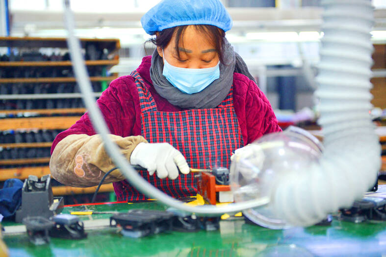 China’s factory activity contracts again - Taipei Times