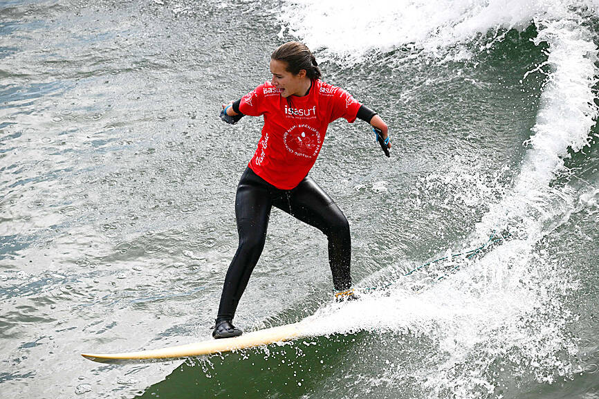 Para surf hopefuls eye Los Angeles Olympics - Taipei Times