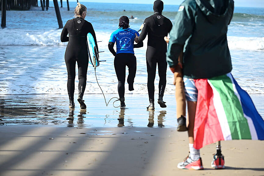 Para surf hopefuls eye Los Angeles Olympics - Taipei Times