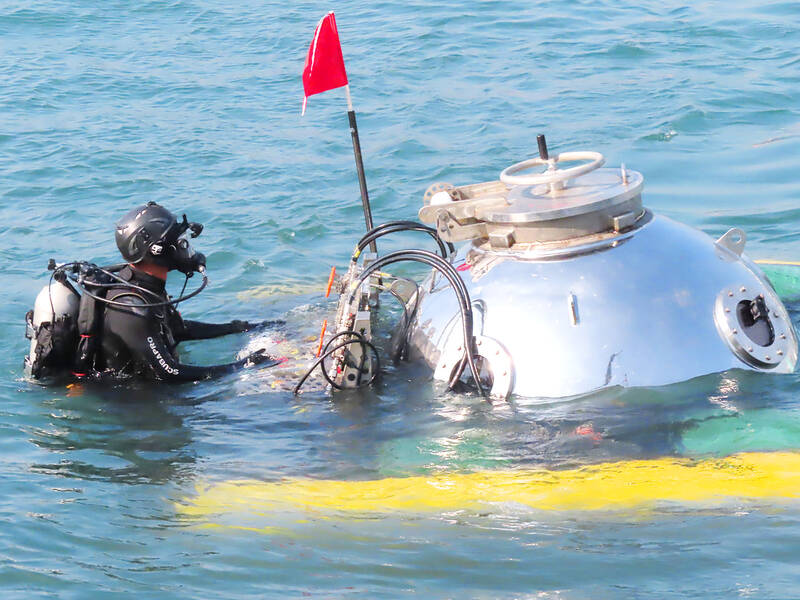 University submersible completes record two-hour underwater dive ...