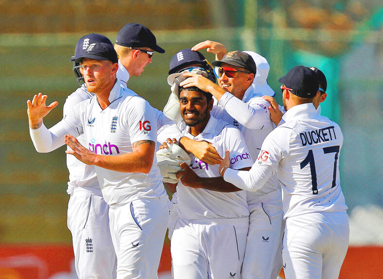 Head puts Australia in charge against South Africa - Taipei Times