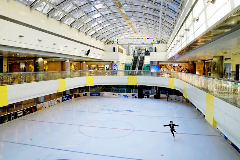 China battles first wave of virus as wider spread looms - Taipei Times