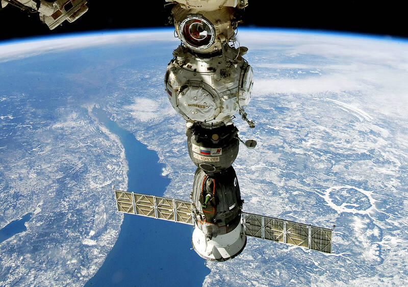 Crew use robotic arm to inspect capsule at the ISS - Taipei Times