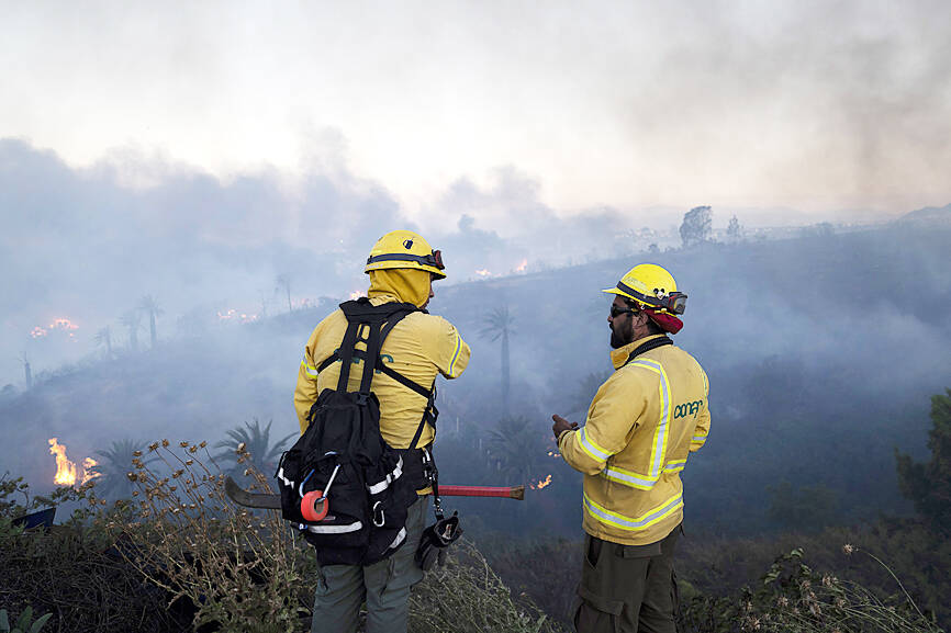 Two dead as fire ravages Chilean town - Taipei Times