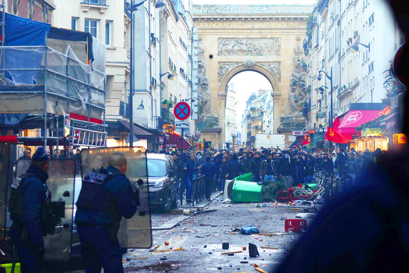 French riots - Taipei Times