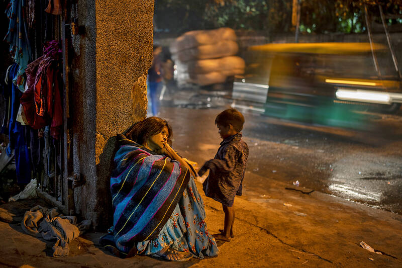 Biting cold adds to woes of New Delhi’s homeless - Taipei Times