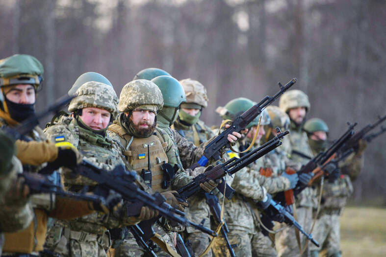 Ukraine to get more armored vehicles, but no tanks - Taipei Times