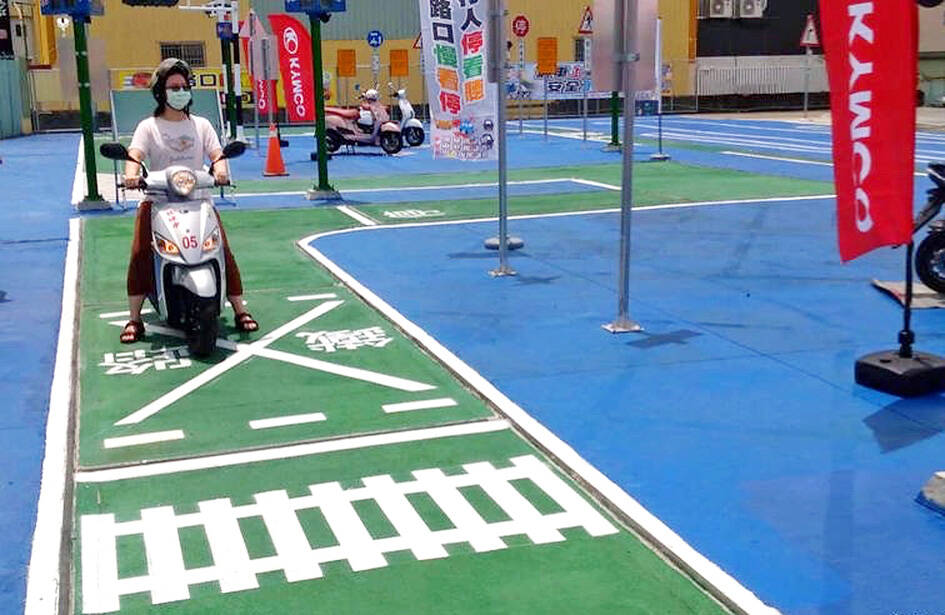 More questions on intersections on new driving tests - Taipei Times