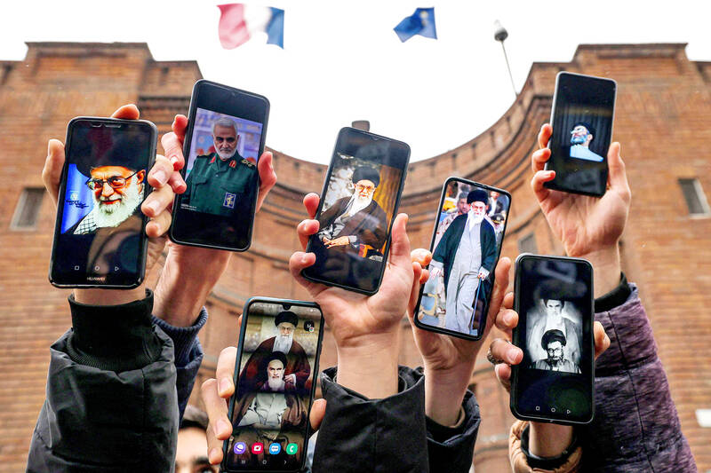 Phone protest - Taipei Times