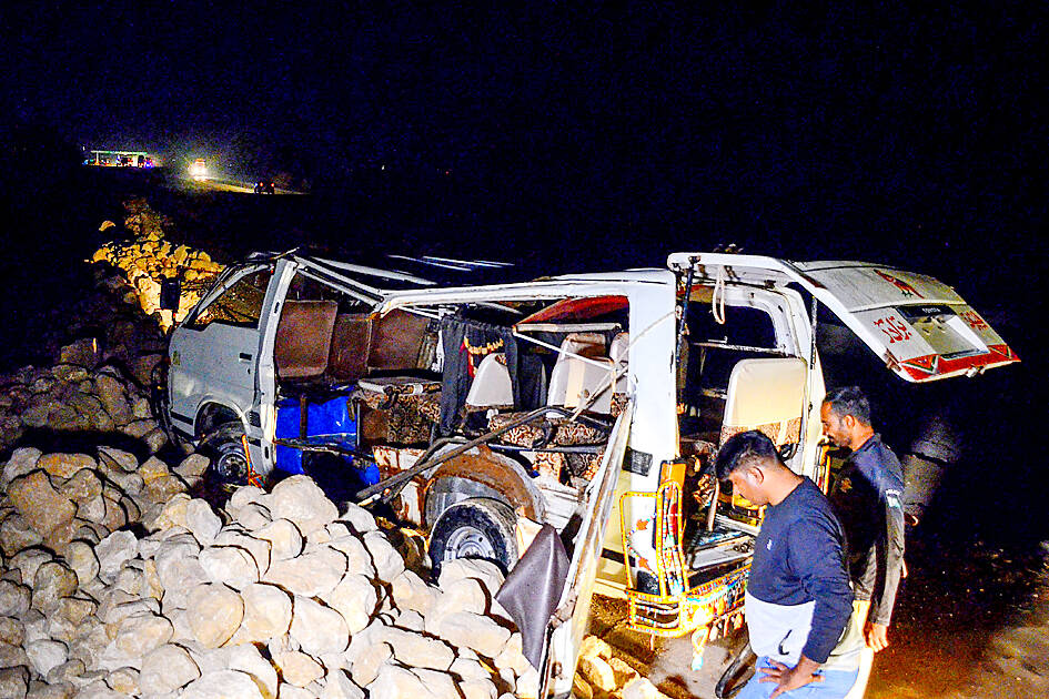 At least 51 dead in two Pakistan transport tragedies - Taipei Times
