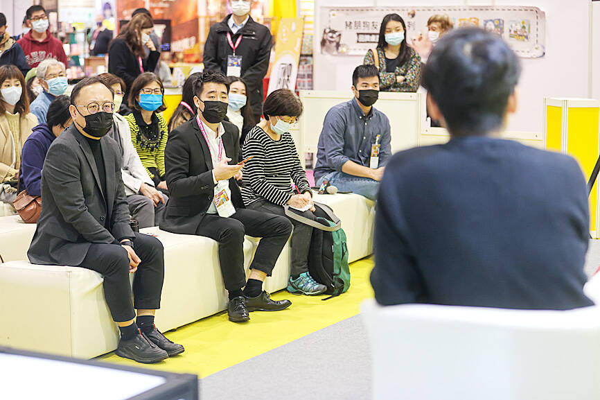 Minister gives surprise reading at book event - Taipei Times