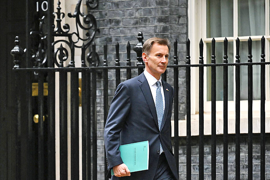 British inflation drops slightly to 10.1 percent - Taipei Times