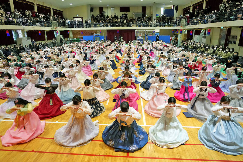 S Korea again breaks own low birthrate record - Taipei Times