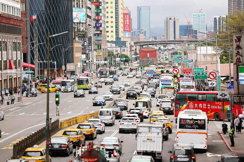 Holiday-bound commuters - Taipei Times
