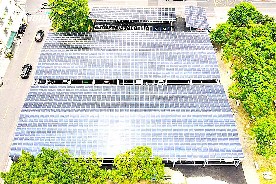 Solar, wind power hit new milestone - Taipei Times
