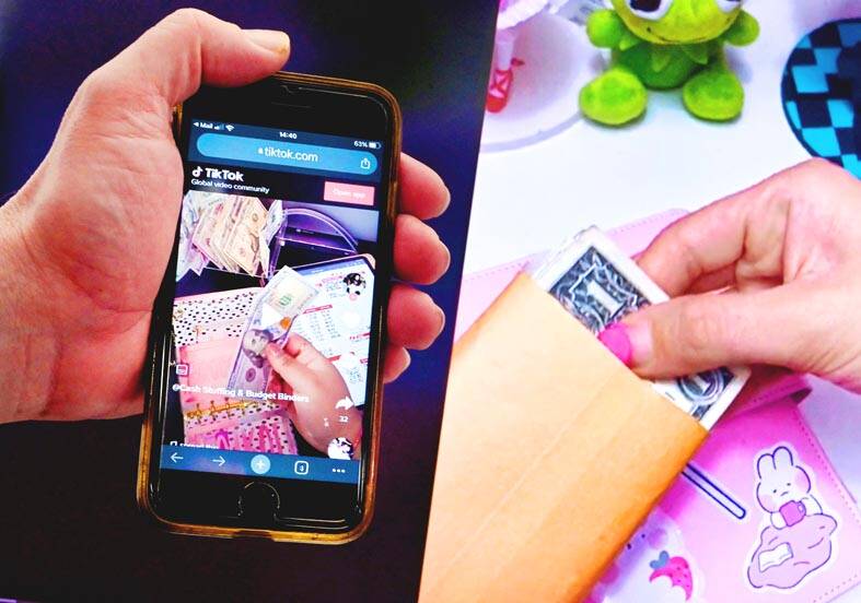 Cash makes a comeback as people get thrifty - Taipei Times