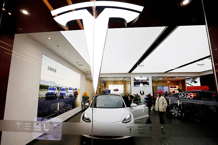 Tesla deliveries rise after EV price cut - Taipei Times