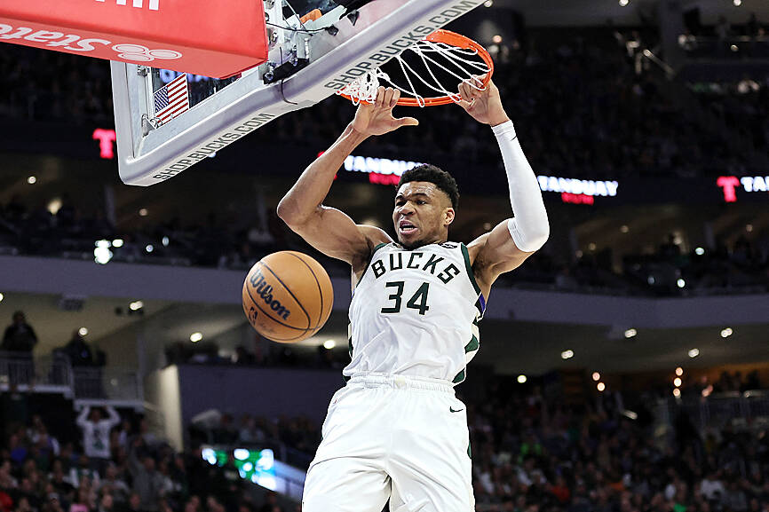 Bucks rout 76ers, Mavs’ hopes fade - Taipei Times
