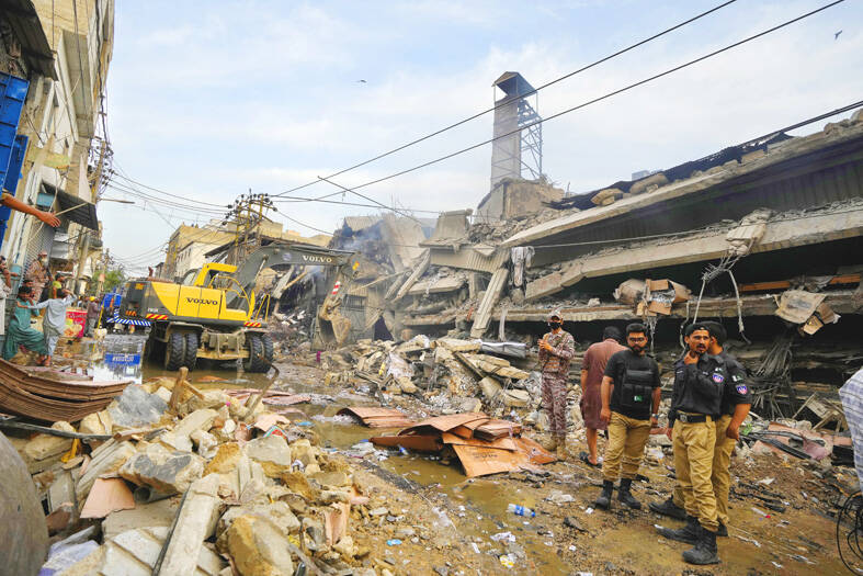 Four firefighters die in garment factory fire in Pakistan - Taipei Times