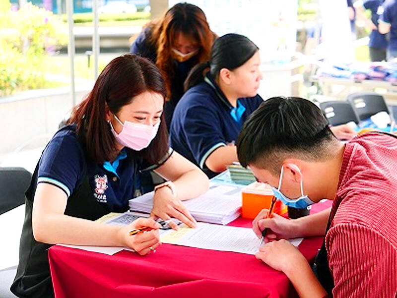 Program aims to help young people find jobs - Taipei Times