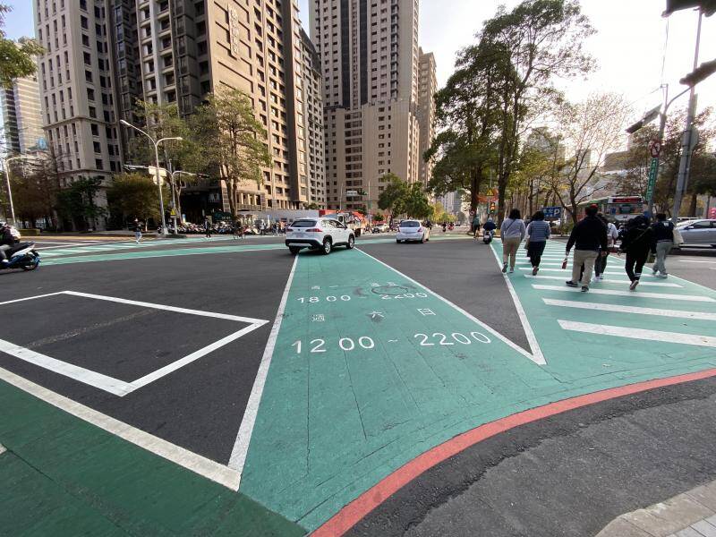 Scramble crossings sought at intersections - Taipei Times