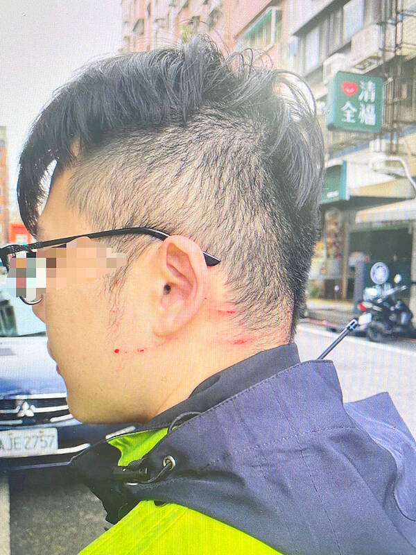 Officer beats man; sparks debate on police brutality - Taipei Times