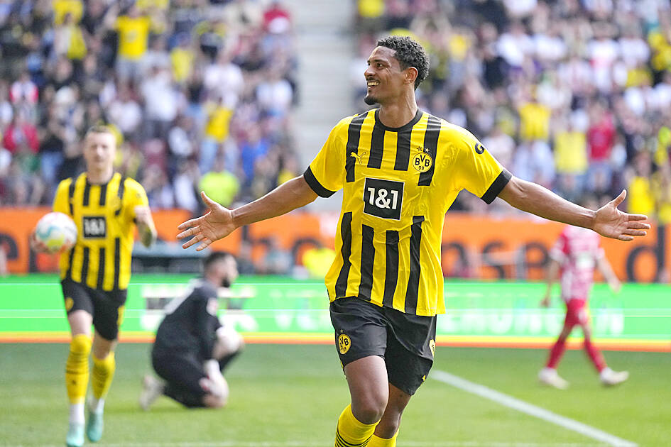 Dortmund boss praises Haller ‘miracle’ - Taipei Times
