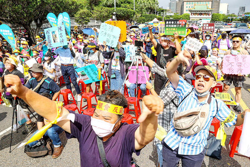 Standing up for strays - Taipei Times