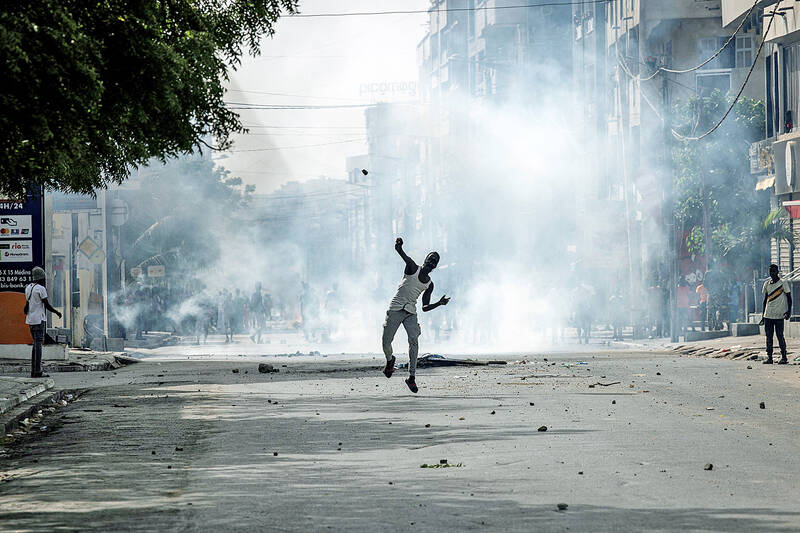 Rioting in Senegal after opposition leader jailed - Taipei Times