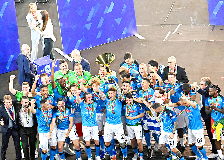 Napoli finally lift trophy, as Ibrahimovic says goodbye - Taipei Times