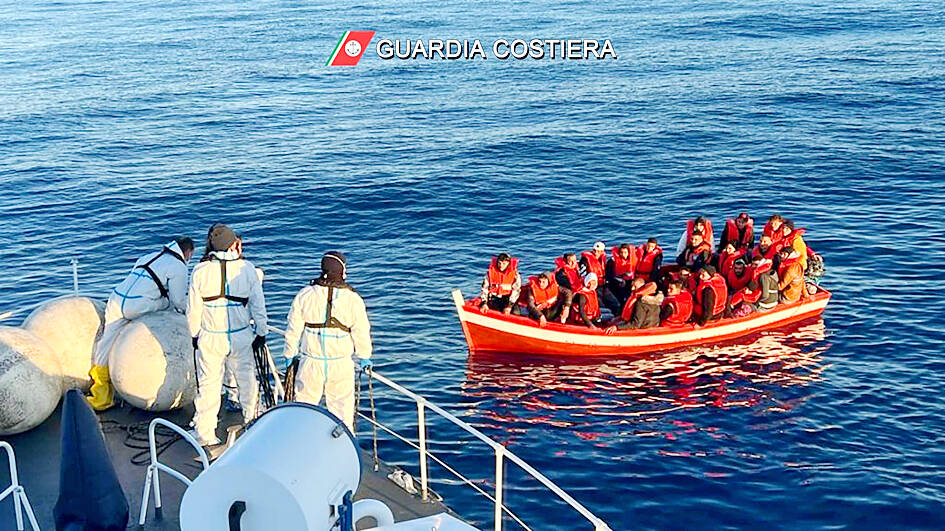 More than 1,400 migrants rescued from boats off Italy - Taipei Times