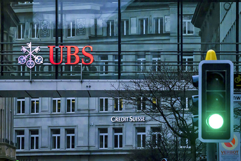 UBS embarks on ‘bumpy’ integration - Taipei Times