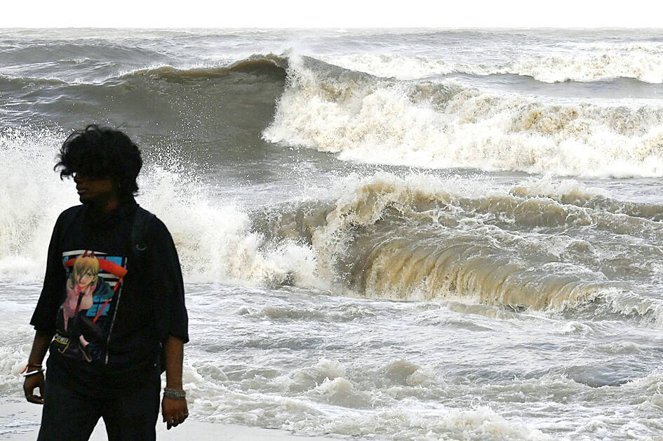 India, Pakistan brace for cyclone - Taipei Times