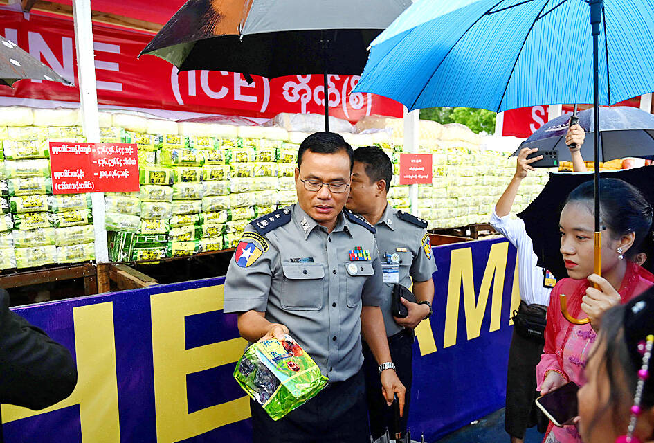 Myanmar burns US$446m of drugs - Taipei Times