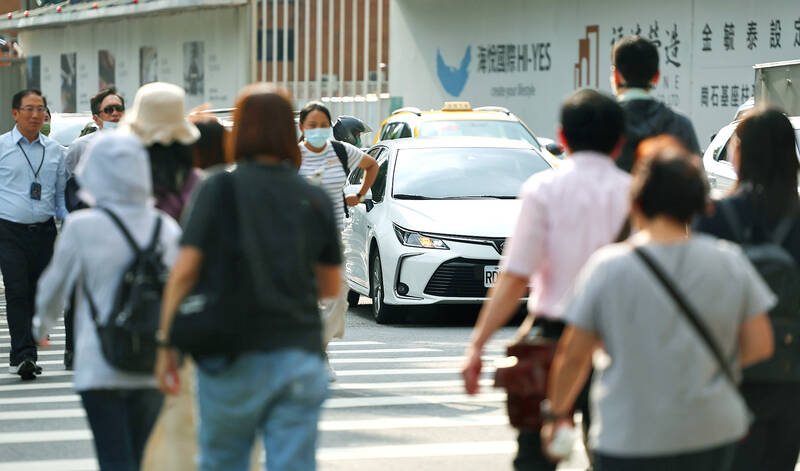 Three-meter traffic rule to remain the standard - Taipei Times