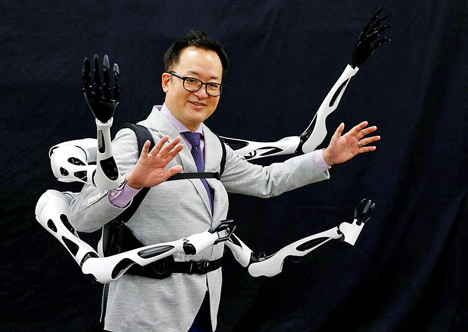 Tokyo team grabs onto future with robot arms - Taipei Times