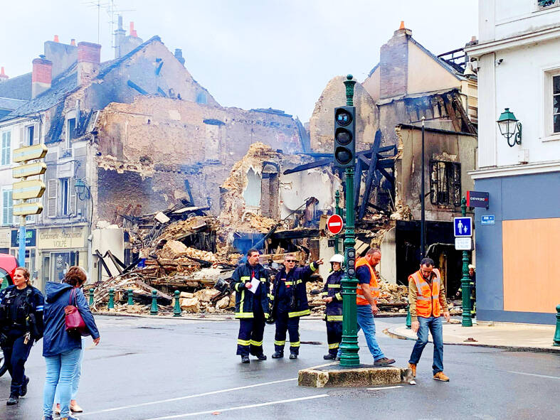 Police arrest nearly 1,000 in French riots - Taipei Times