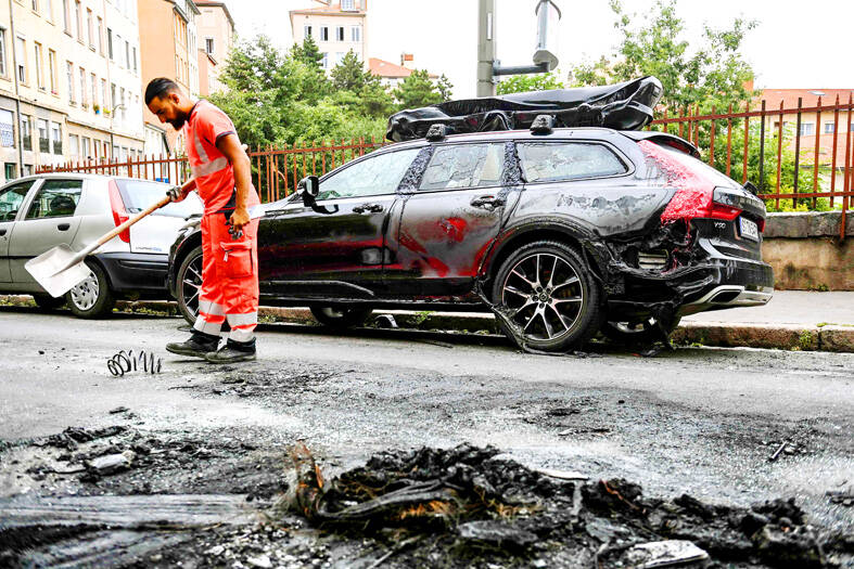 Police arrest nearly 1,000 in French riots - Taipei Times