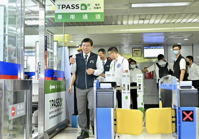 TPass use ‘smooth’ on first heavy traffic day - Taipei Times