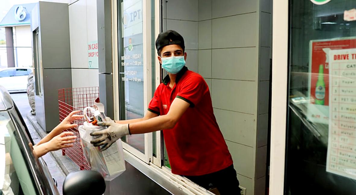 ‘Drive throw’ aims to ease Beirut trash crisis - Taipei Times