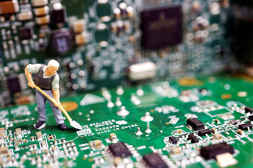 Chipmaking export curbs just a start: China adviser - Taipei Times